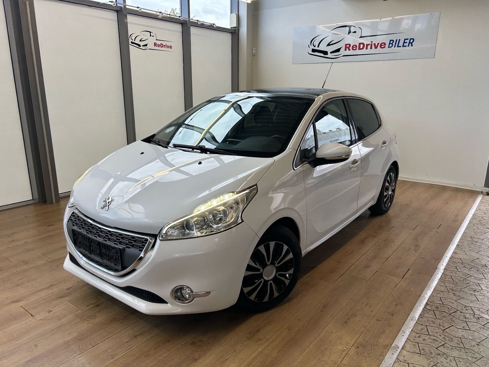 Brugt Peugeot 208 1,2 VTi Allure Sky 82HK 5d til salg